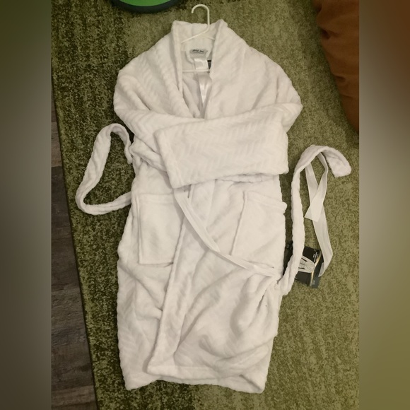 hotel spa | Bath & Body | Nwt White Sculpted Herring Bone Robe Women ...